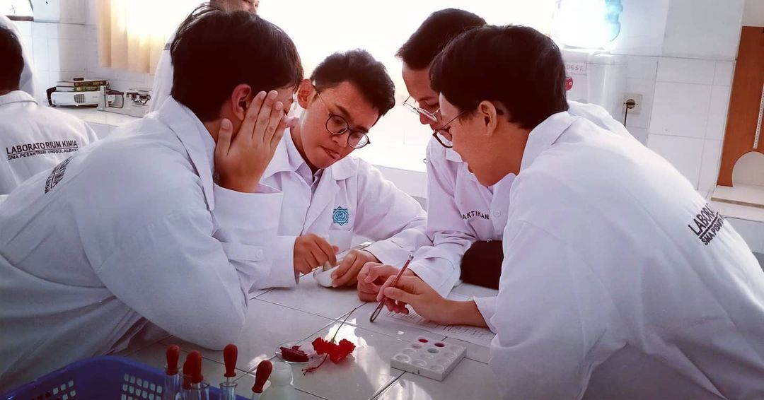 Belajar Sains dengan Nyaman di Laboratorium IPA Al Bayan – Al Bayan